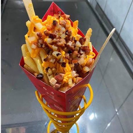 Quero Ûai - Batata Frita No Cone, Bacon, Mussarela E Cheddar - Divino ...